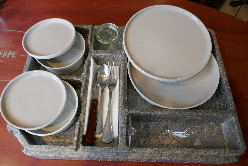 Des plateaux pour un room service à la commande et de proximité ...