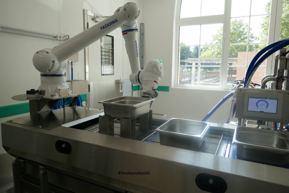 L’UCP Chérioux zéro plastique robotise le conditionnement des bacs inox ...