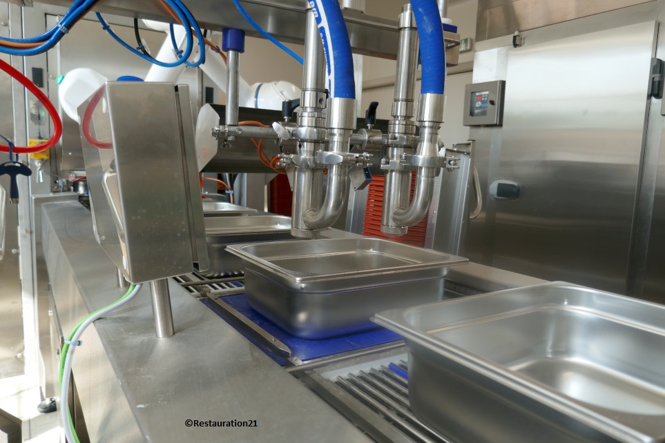 L’UCP Chérioux zéro plastique robotise le conditionnement des bacs inox ...